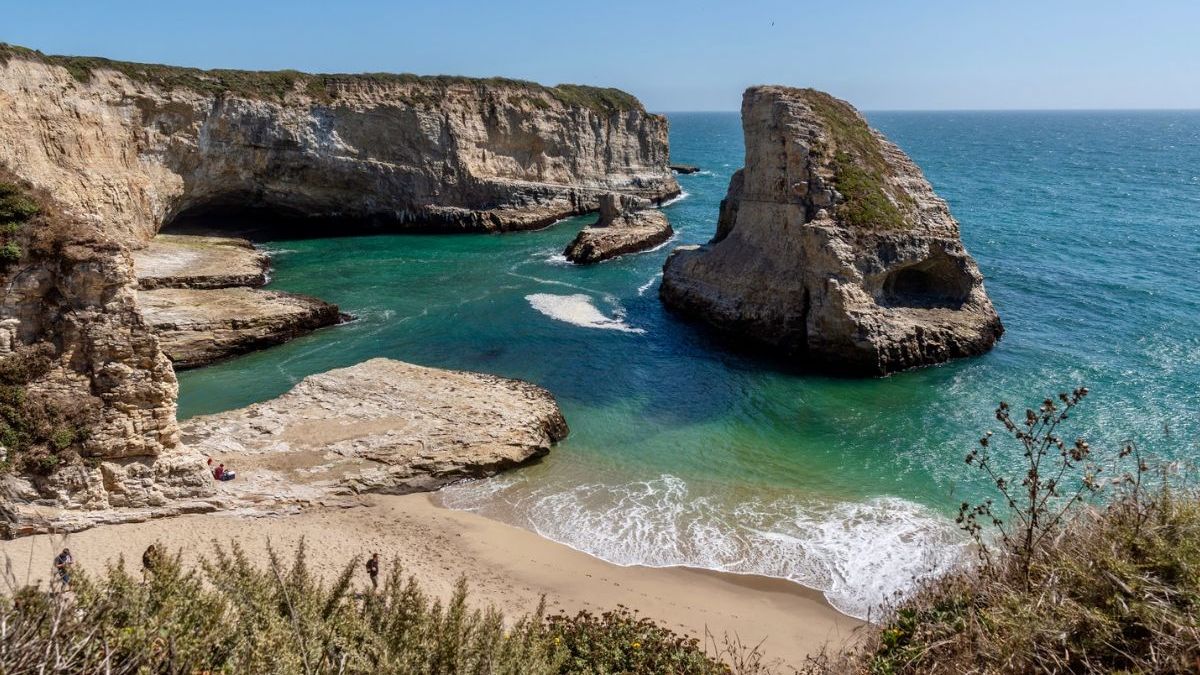 Una de las mejores playas de California que está al norte y es una gema oculta entre acantilados