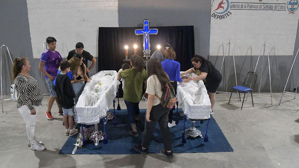 Las fotos del velorio de Huguito Flores y su esposa