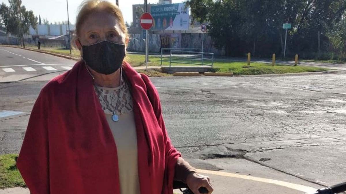 Tiene 73 años, fue abanderada y le dieron una bicicleta de premio