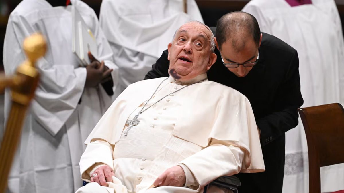 El Papa Francisco sufrió una caída y apareció con un hematoma en el rostro