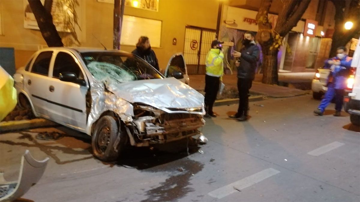 Video: así fue el impresionante choque entre un auto y un micro