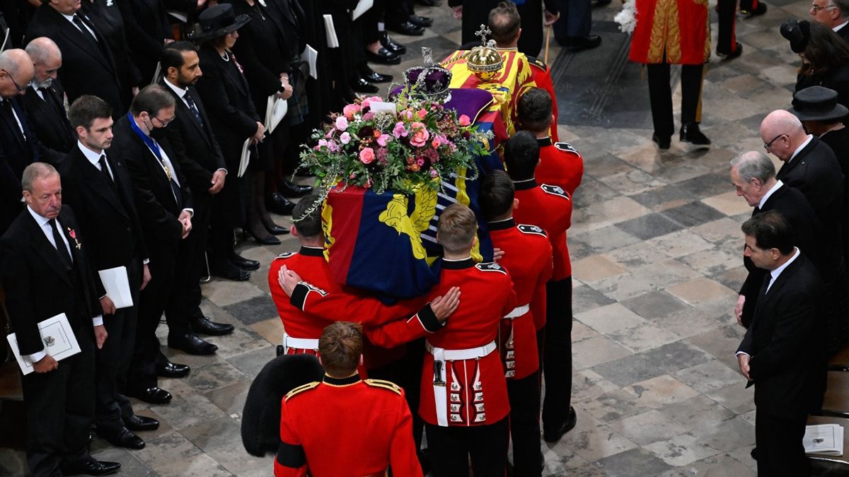 El cuerpo de la Reina Isabel II llegó a su última morada