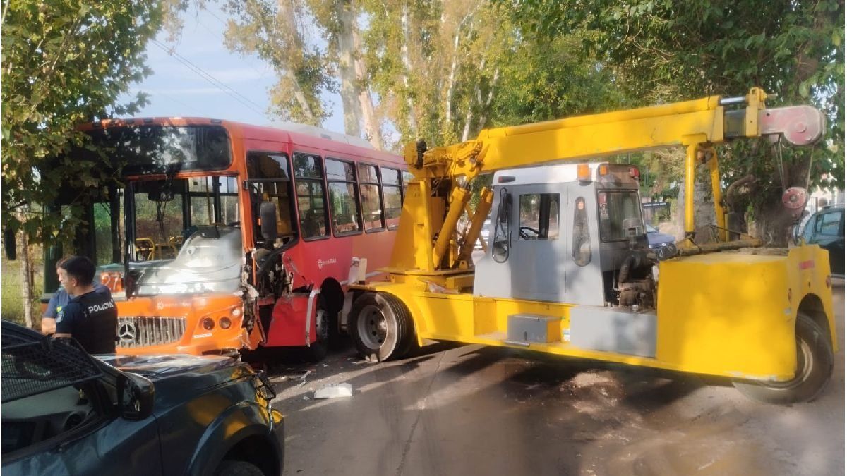 Ocho heridos tras un accidente entre un colectivo y una máquina vial