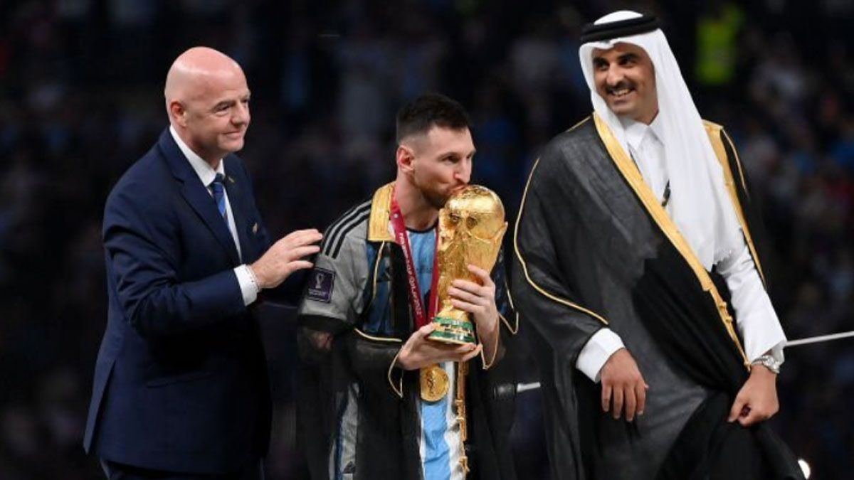 Lionel Messi y la capa que lo coronó Rey del fútbol