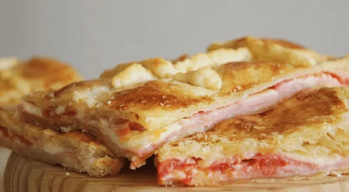 Tostado de jamón y queso con masa de empanadas, la receta práctica