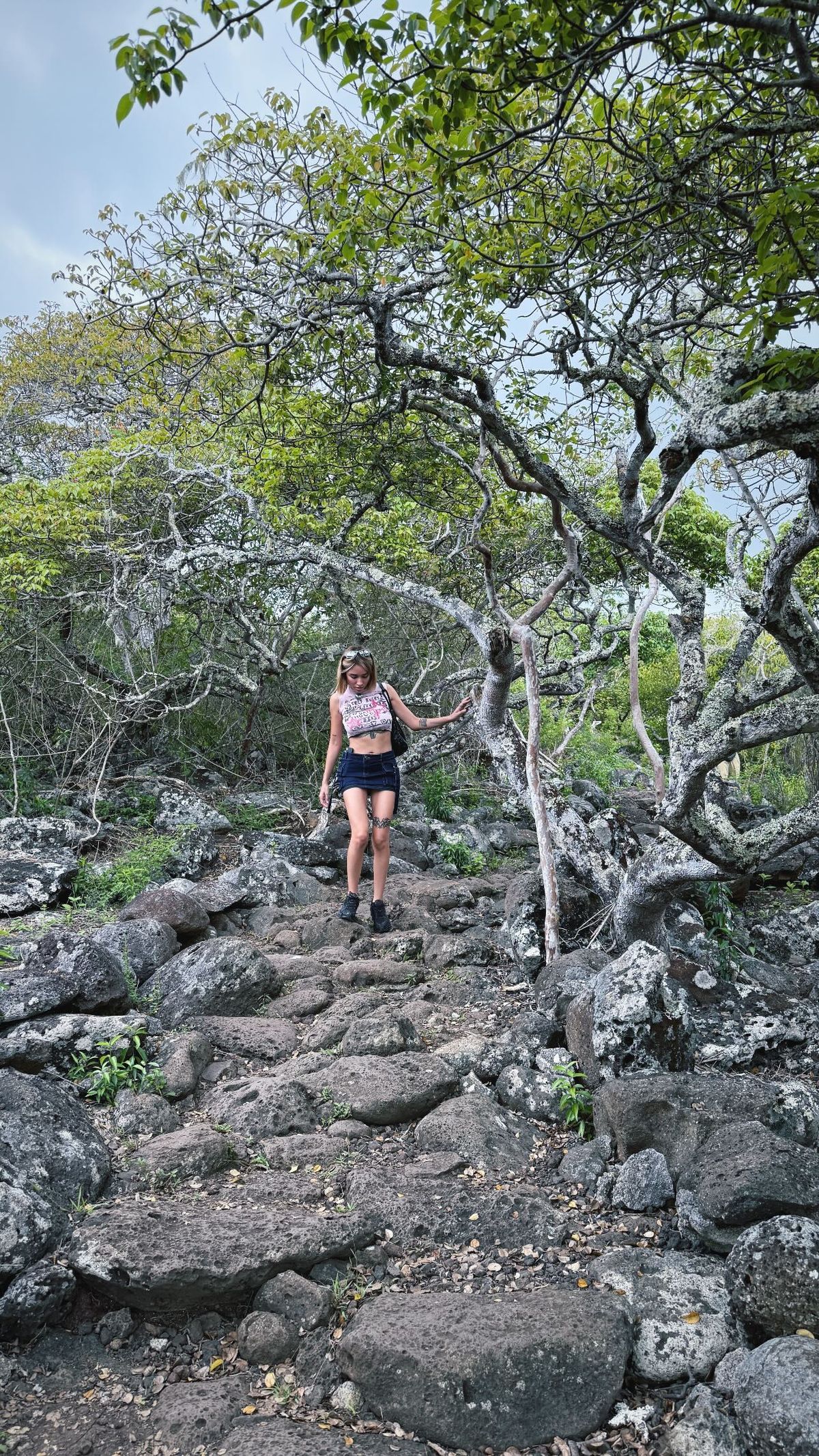 Desde las Islas Galápagos, María Becerra marca tendencia: mini denim al ...