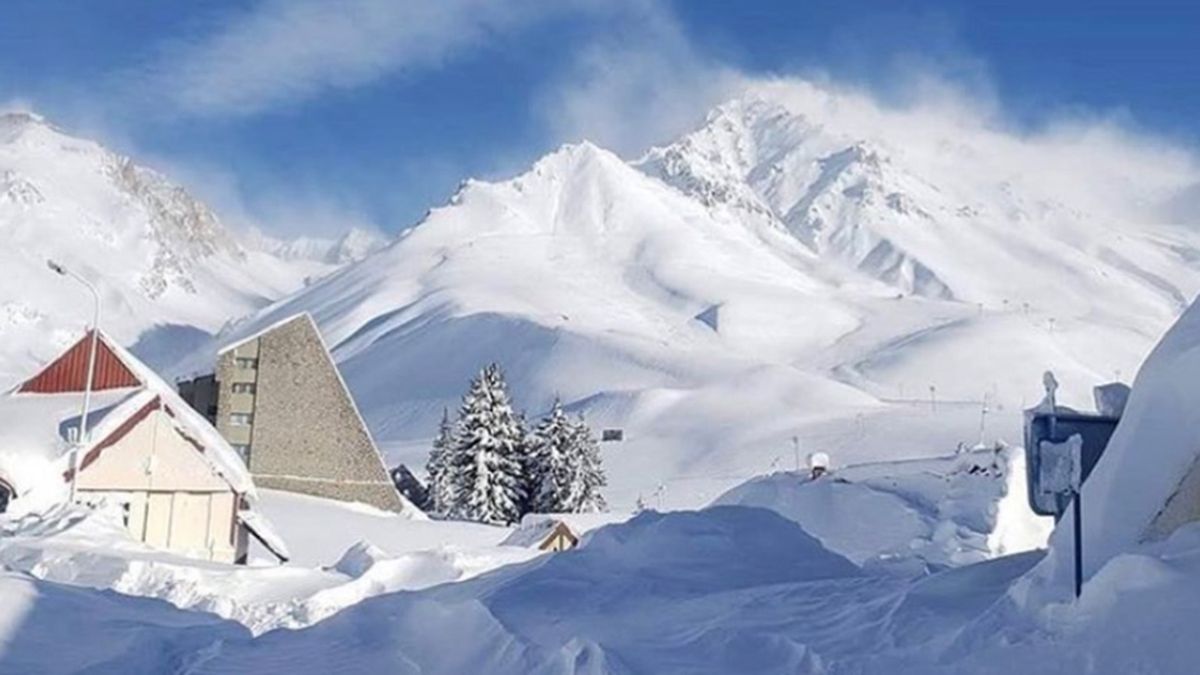 Video: nevada histórica en el Valle de Las Leñas, con una mínima de 12º ...