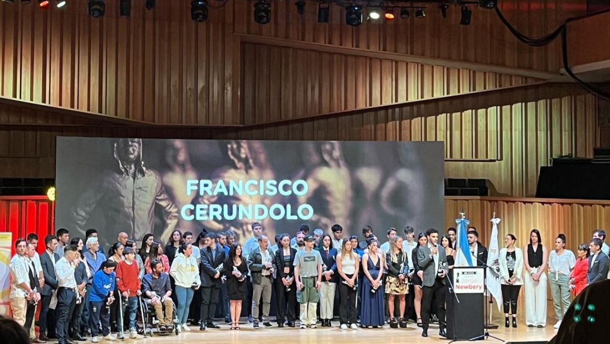 El tenista Francisco Cerúndolo recibió el premio Jorge Newbery de oro