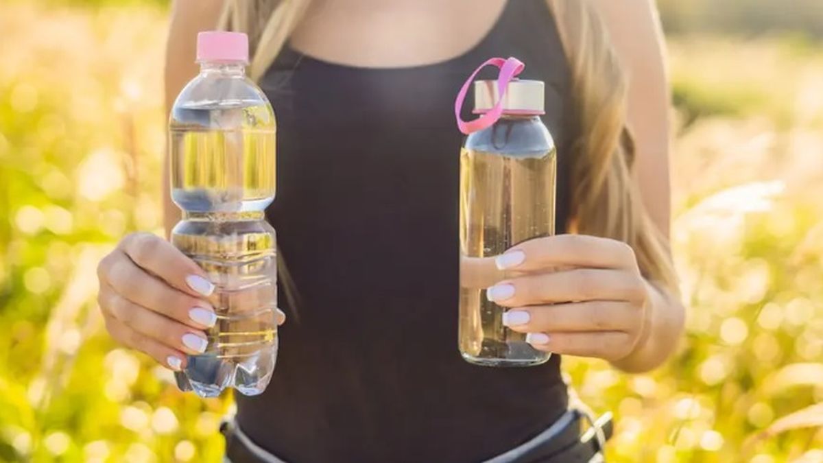 La manera efectiva para limpiar las botellas de plástico dejándolas sin ...