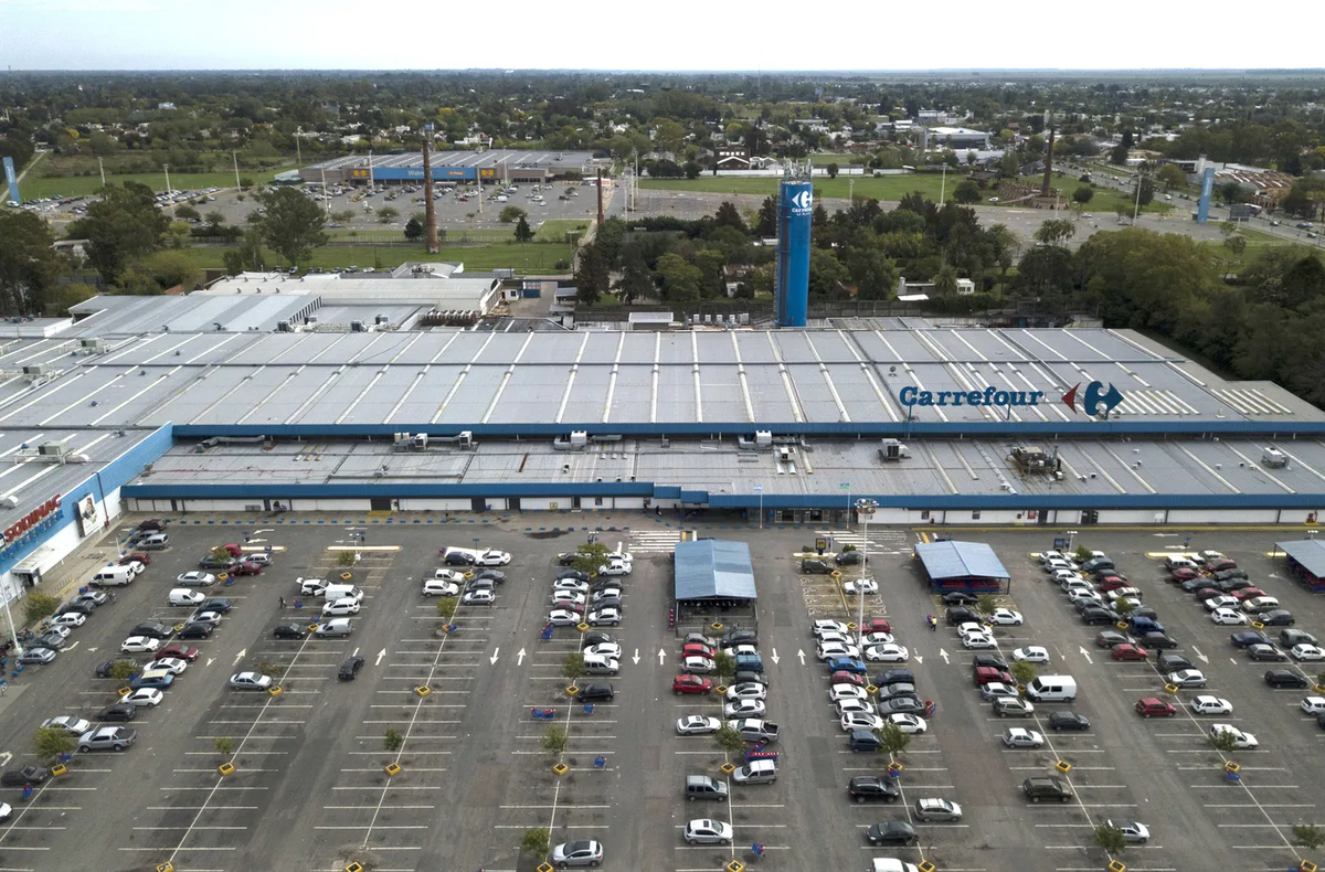 ¿Se va Carrefour de Argentina?: Quiénes son los posibles compradores