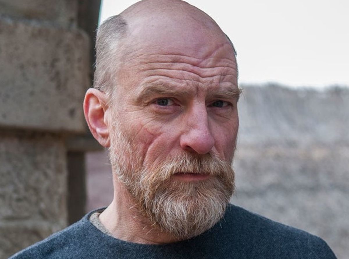 Respira hondo al ver cómo luce Martin, el mayordomo de Juego de gemelas ...