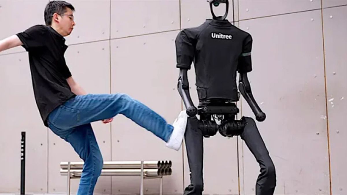 Este robot humanoide es a prueba de golpes, patadas y empujones