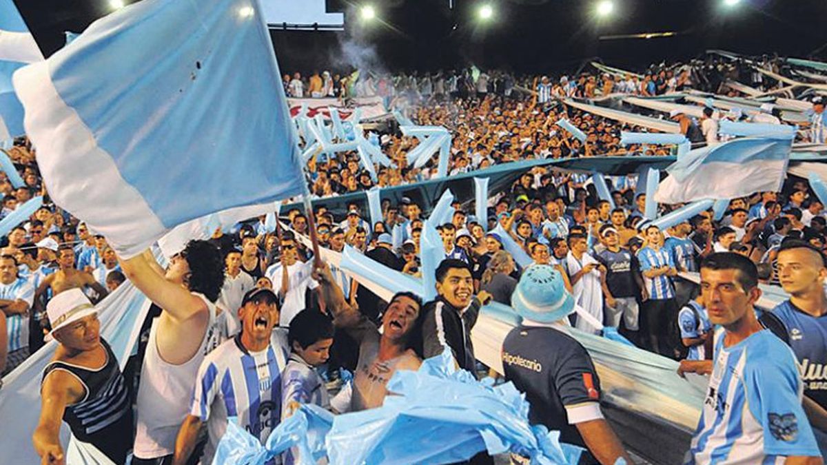La barra de Racing exigió pilcha y 30 mil dólares