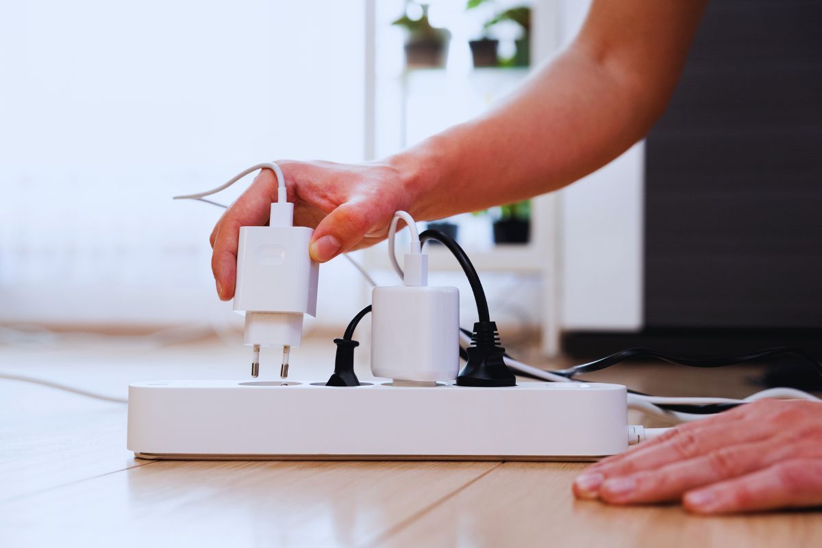 Cuáles son los enchufes que hay que desconectar al salir de casa