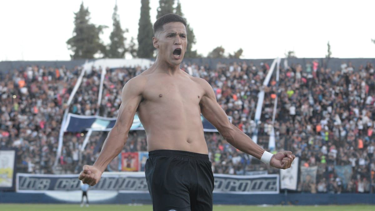 Alex Arce tuvo su sábado de gloria en Independiente Rivadavia