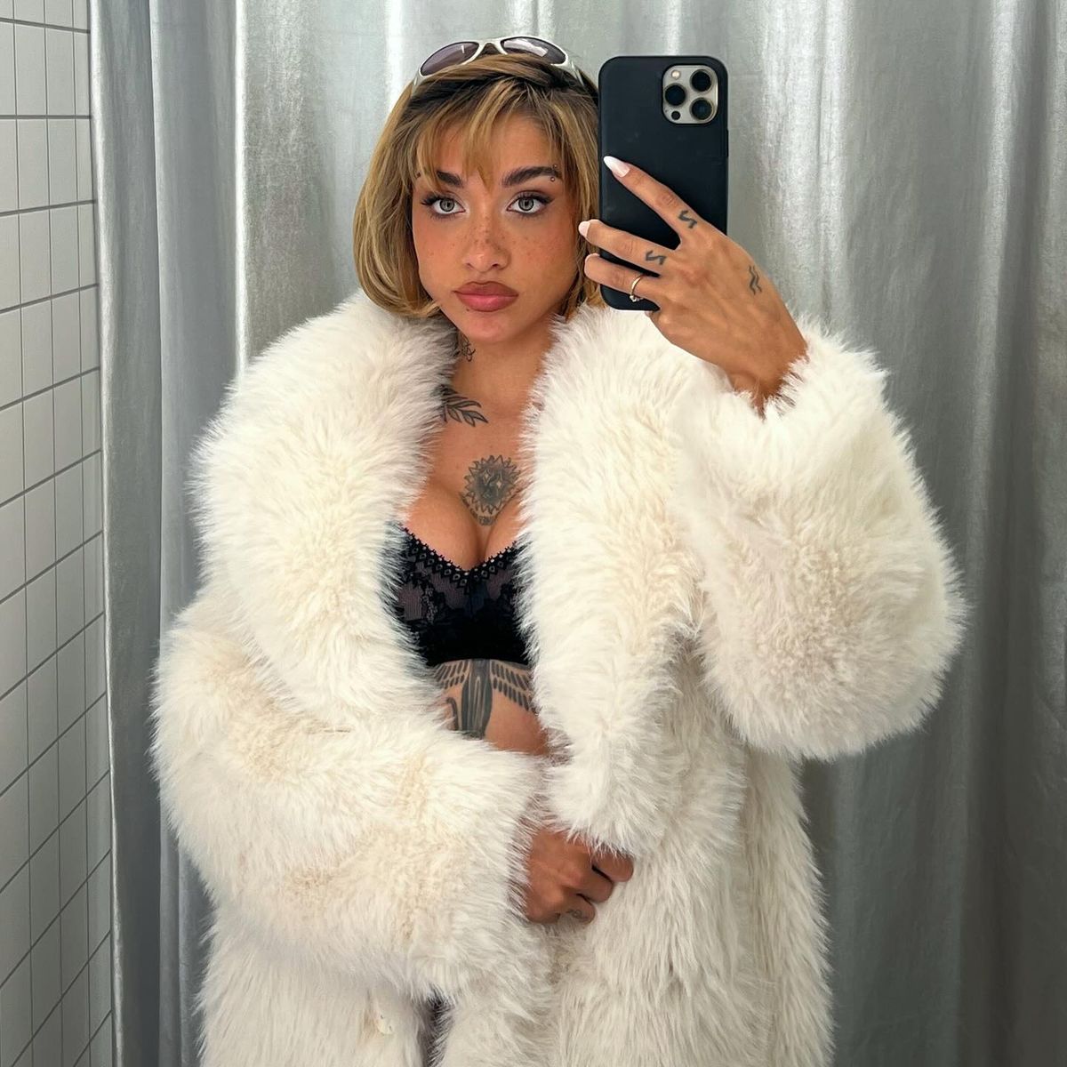 Desde Madrid, María Becerra estrena look off-white en clave mob wife y ...