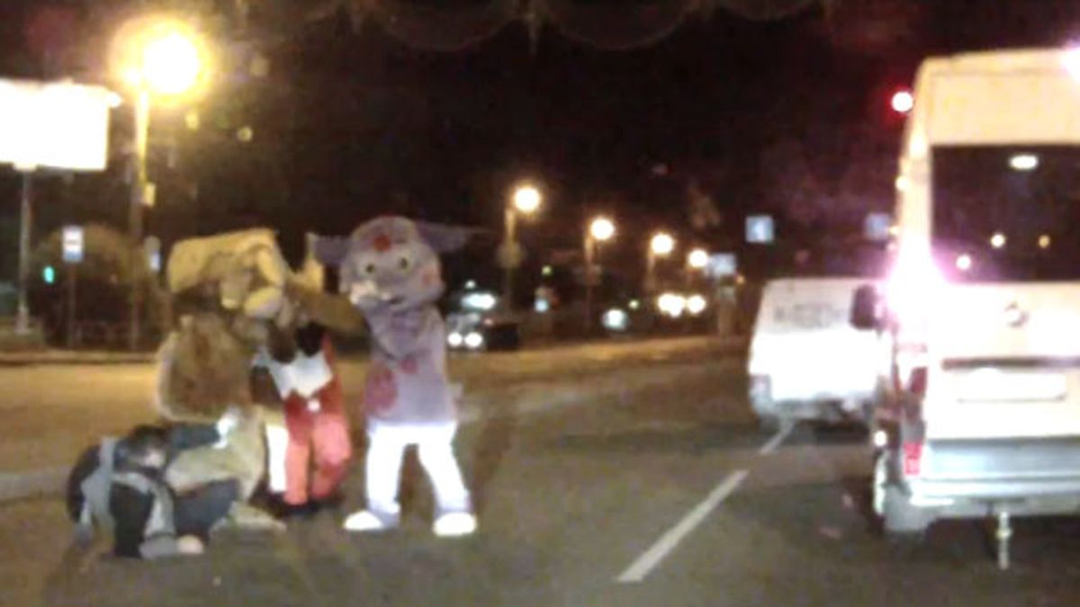 Insólito: le chocan el auto y Bob Esponja y su pandilla le dan una paliza