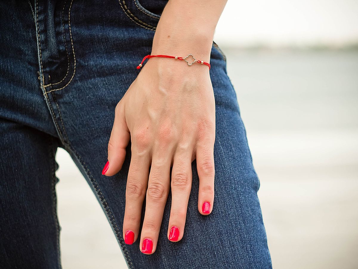 Qué significa utilizar una pulsera roja en la muñeca y cuáles son sus beneficios