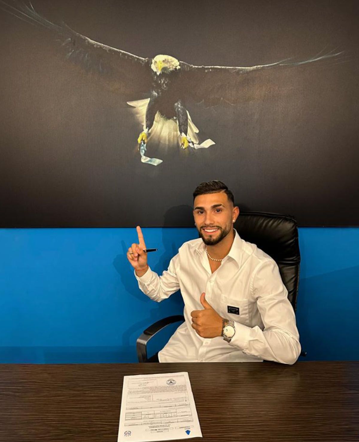 Valentín Taty Castellanos firmó su contrato como jugador de Lazio de Italia Valentín Taty Castellanos firmó su contrato como jugador de Lazio de Italia