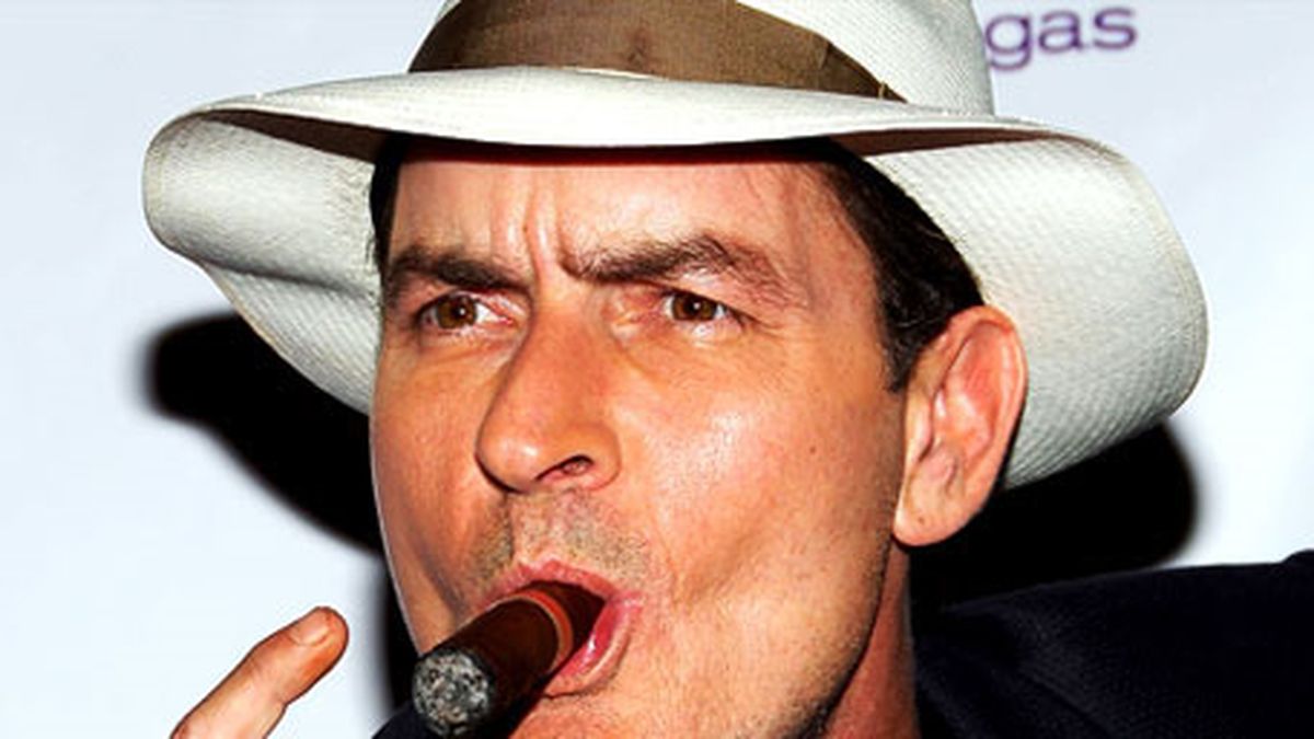 Por los escándalos, despidieron a Charlie Sheen de la serie Two and a ...