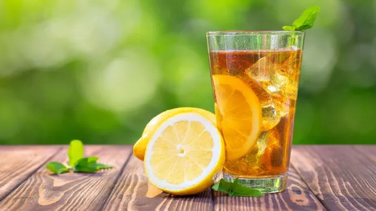Beneficios de tomar té helado con limón en verano