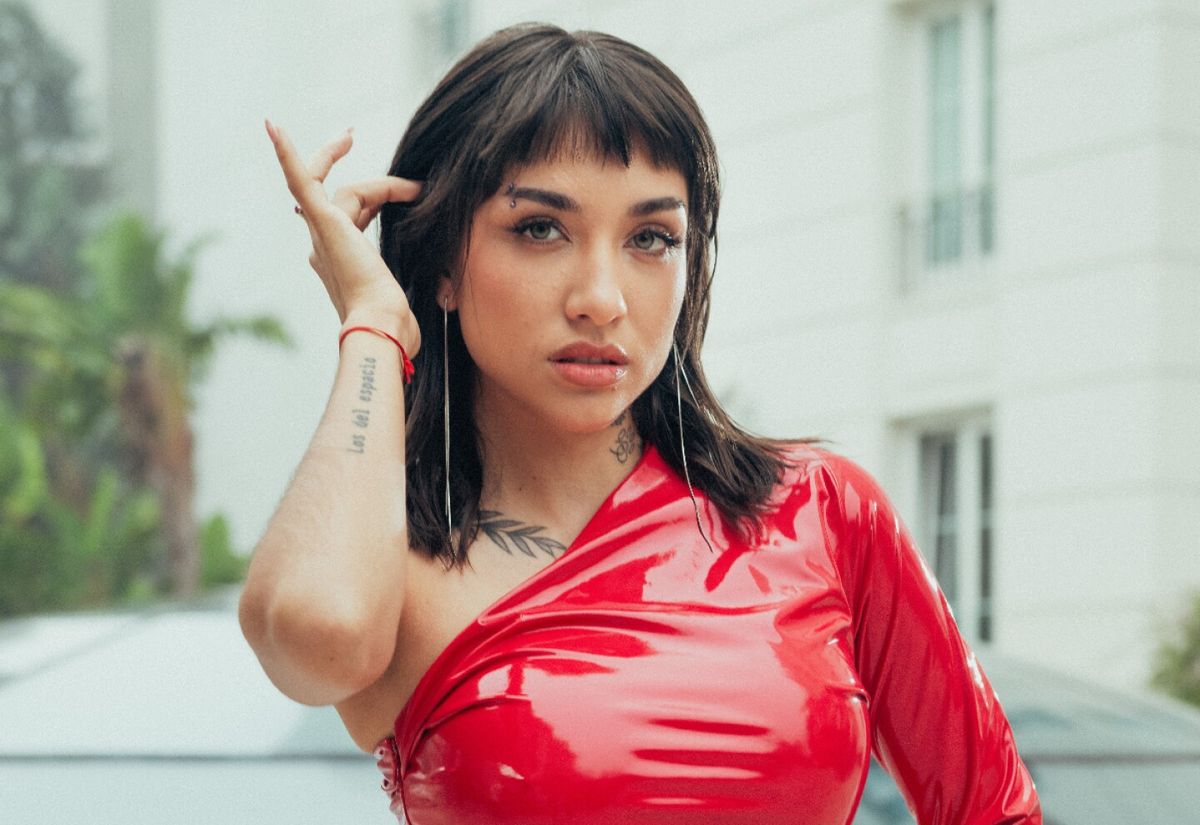 Desde Milán, María Becerra marca tendencia: bodychain, transparencias y ...