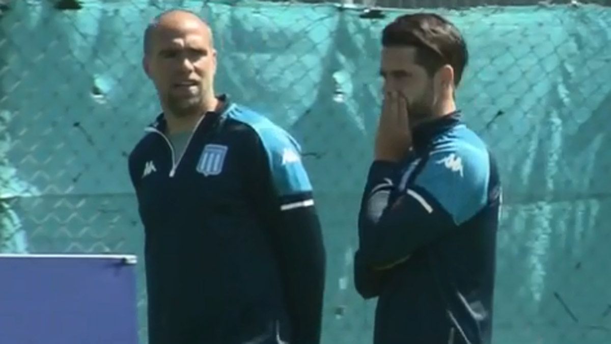 La imagen del día: el Pocho Insúa posó con la ropa de Racing