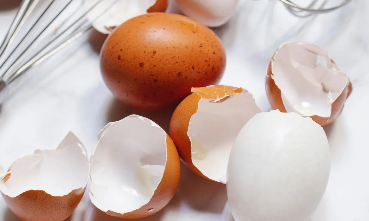 Cáscaras de huevo y bicarbonato: para qué sirve este truco casero que ...