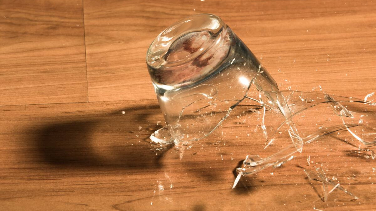 Qué significa que se rompan cosas de vidrio en mi casa