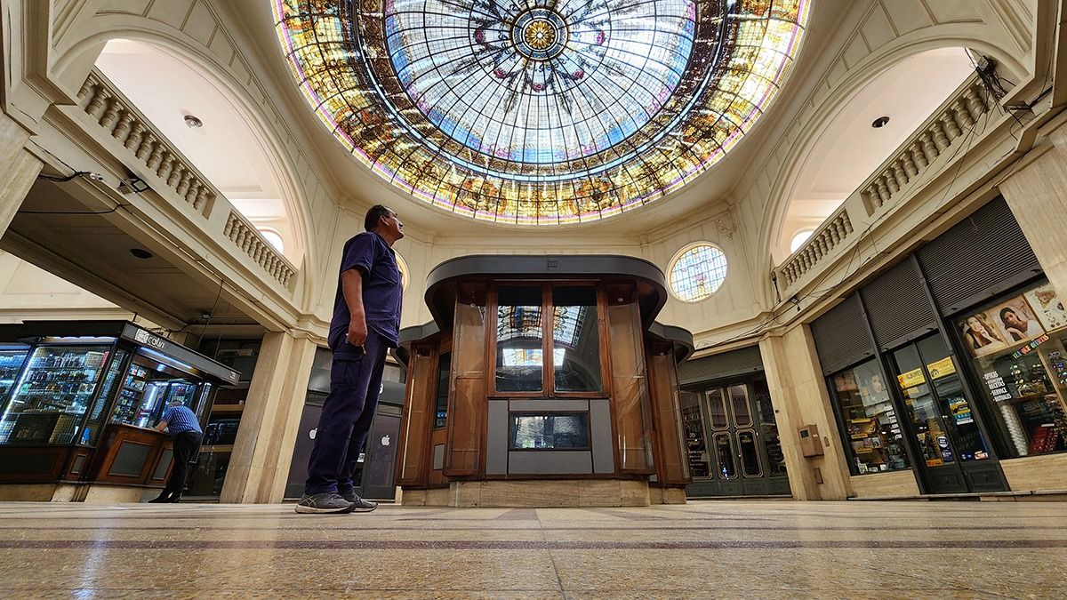 La misteriosa historia de los míticos vitrales del Pasaje San Martín