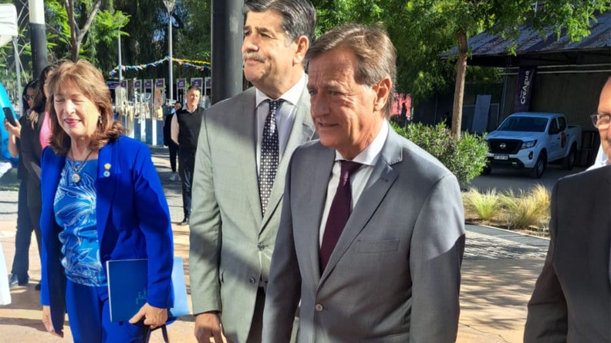 Rodolfo Suarez garantizó el pago del medio aguinaldo a los estatales ...