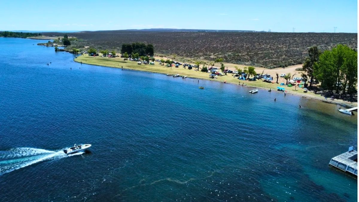 El pueblo de 200 personas que se llena de turista en verano por su bahía