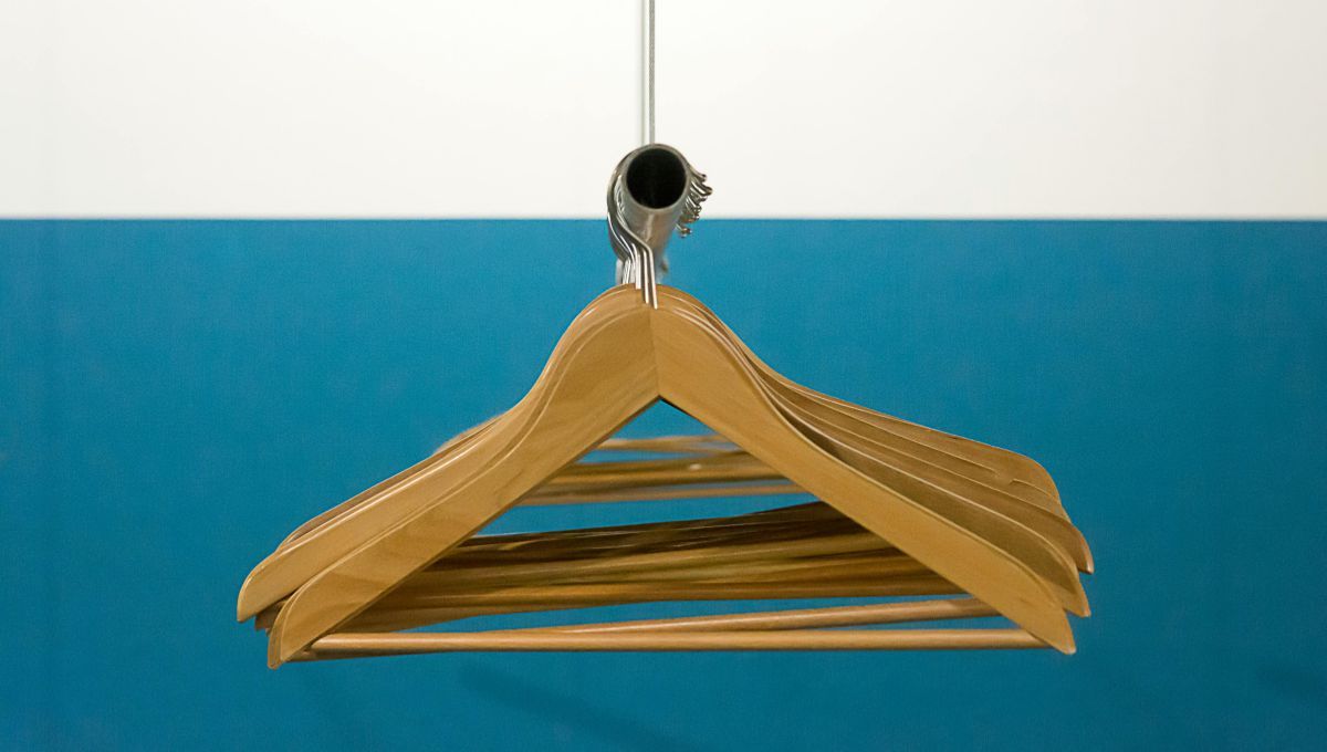 No tires tus perchas de madera viejas y crea con ellas una hermosa ...