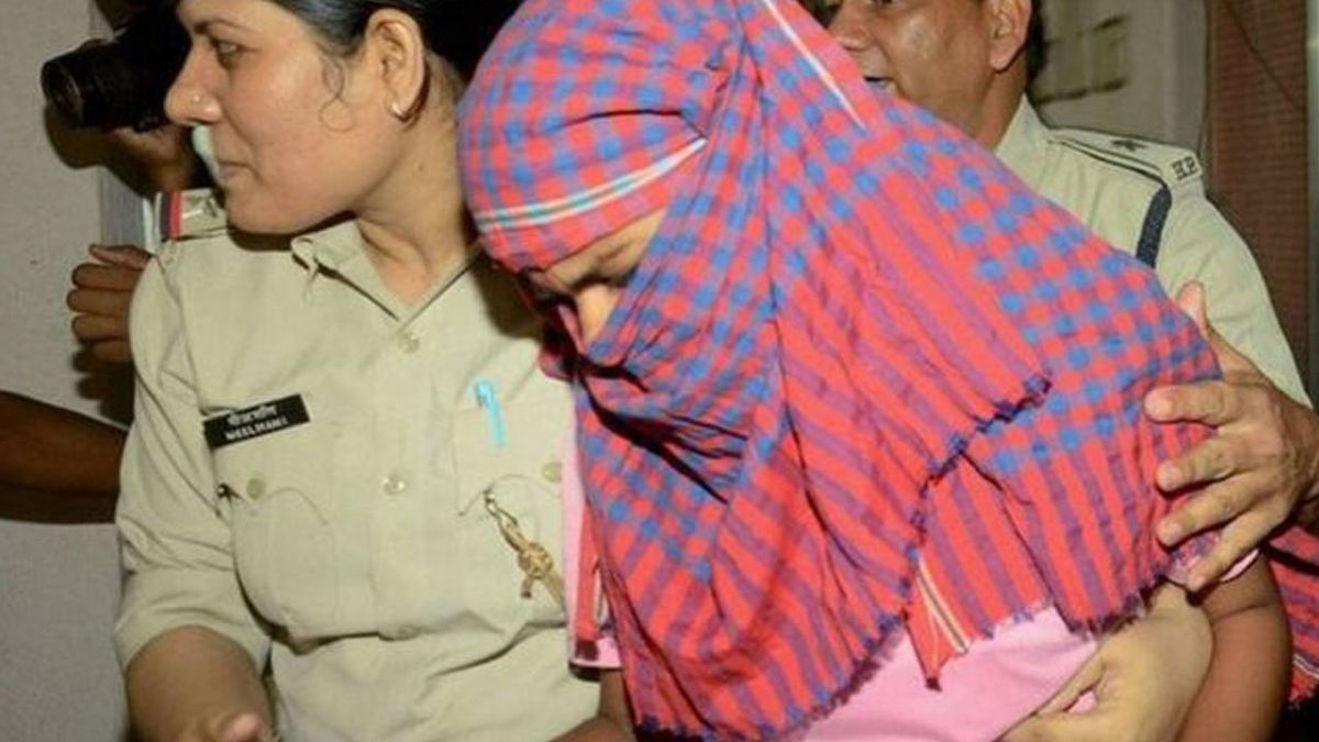 Una estudiante india fue a la cárcel por copiar en un examen