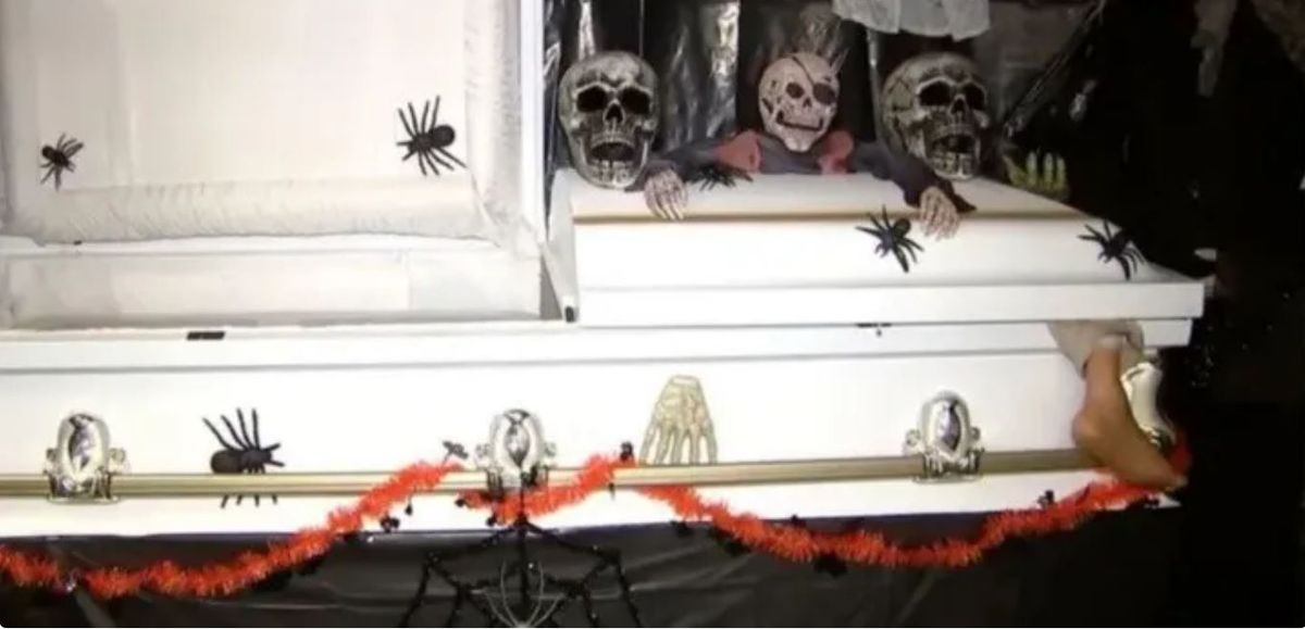 Alquilaron un ataúd para Halloween pero cuando lo abrieron se llevaron ...