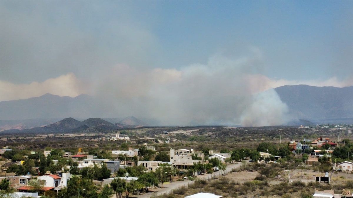 Zonda en Mendoza: el incendio en El Challao ya afectó 2.000 hectáreas y ...