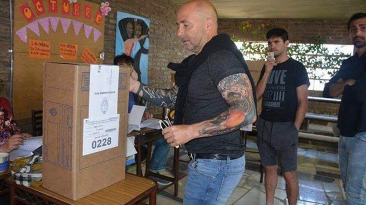 Jorge Sampaoli cumplió con su deber cívico y se presentó a votar en Casilda