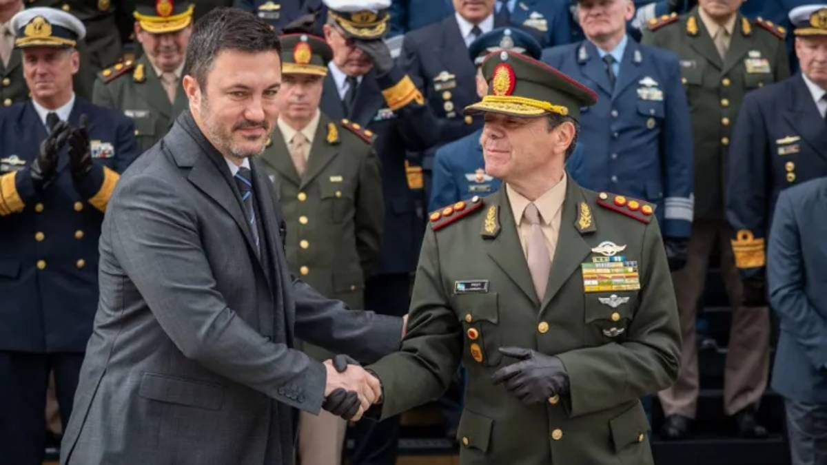 Después de 42 años, un militar se hará cargo de Defensa y es el sucesor ...
