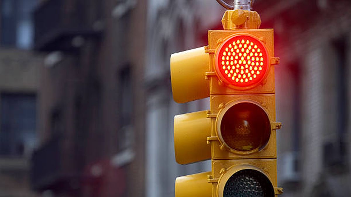 De cuánto es la multa por pasar un semáforo en rojo
