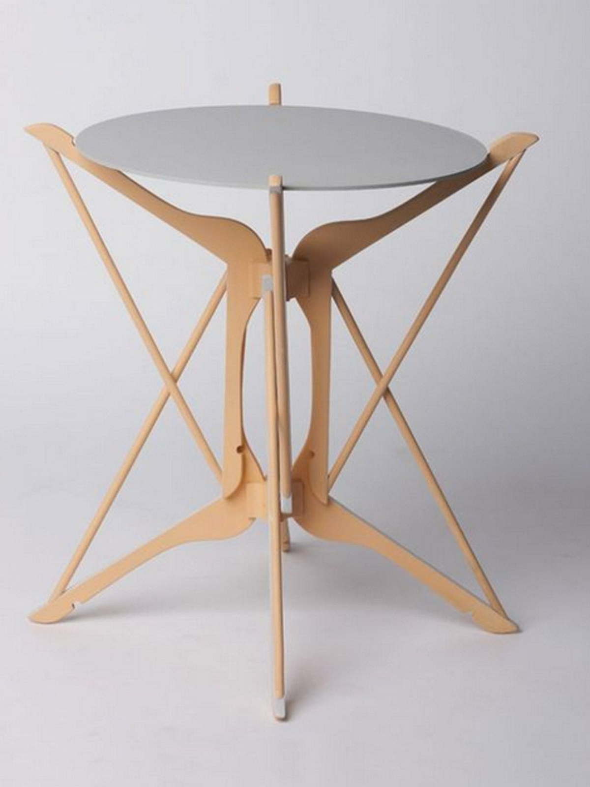 Recicla las perchas de madera y crea esta maravillosa mesa de apoyo