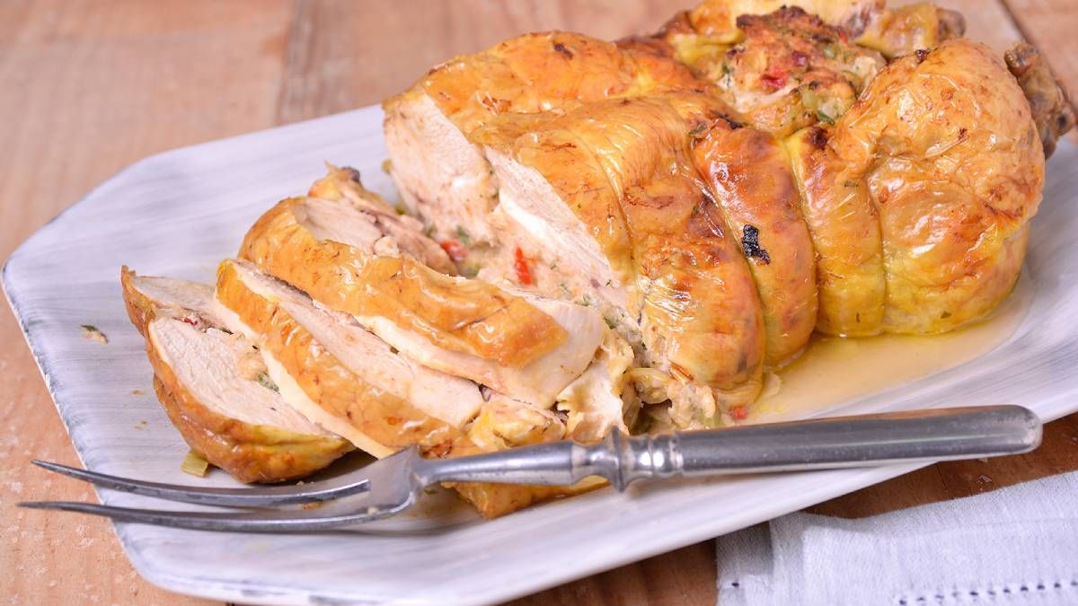 Pollo relleno sabroso y colorido, la receta rica y barata para la ...