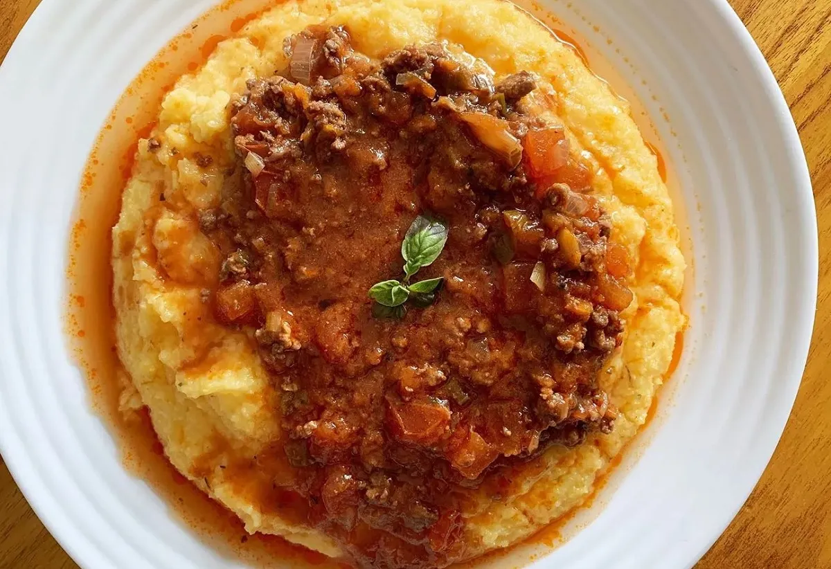 Polenta con salsa y queso, la receta fácil, llenadora y súper económica