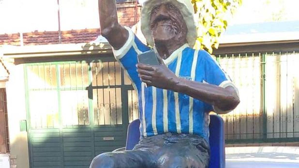 La estatua del Loco Julio que dividió al Tomba sigue dando que hablar ...
