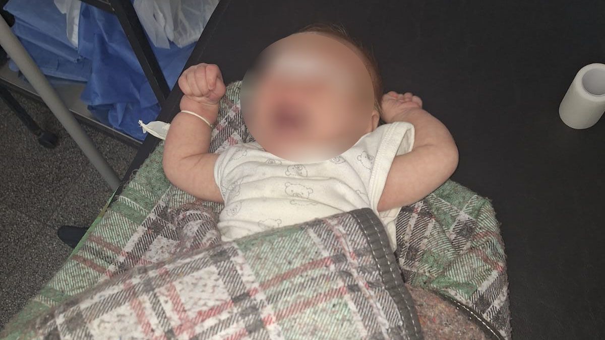 Un bebé de apenas un mes fue salvado por policías que lo reanimaron y ...