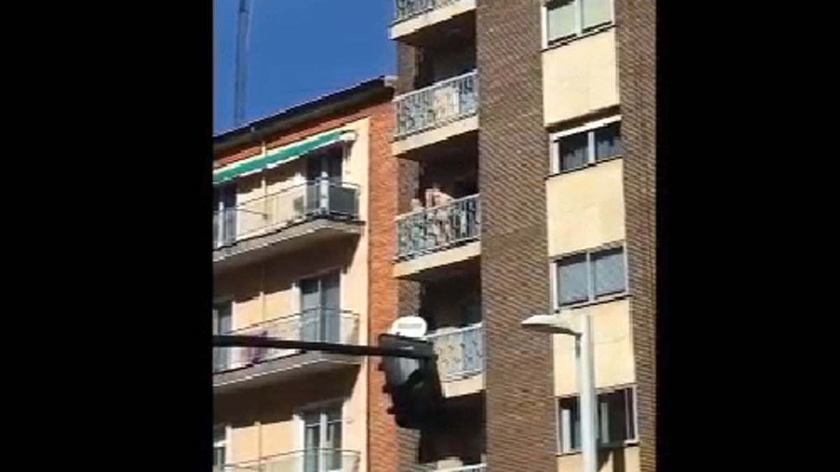 Los Agarraron Teniendo Sexo En Un Balcón