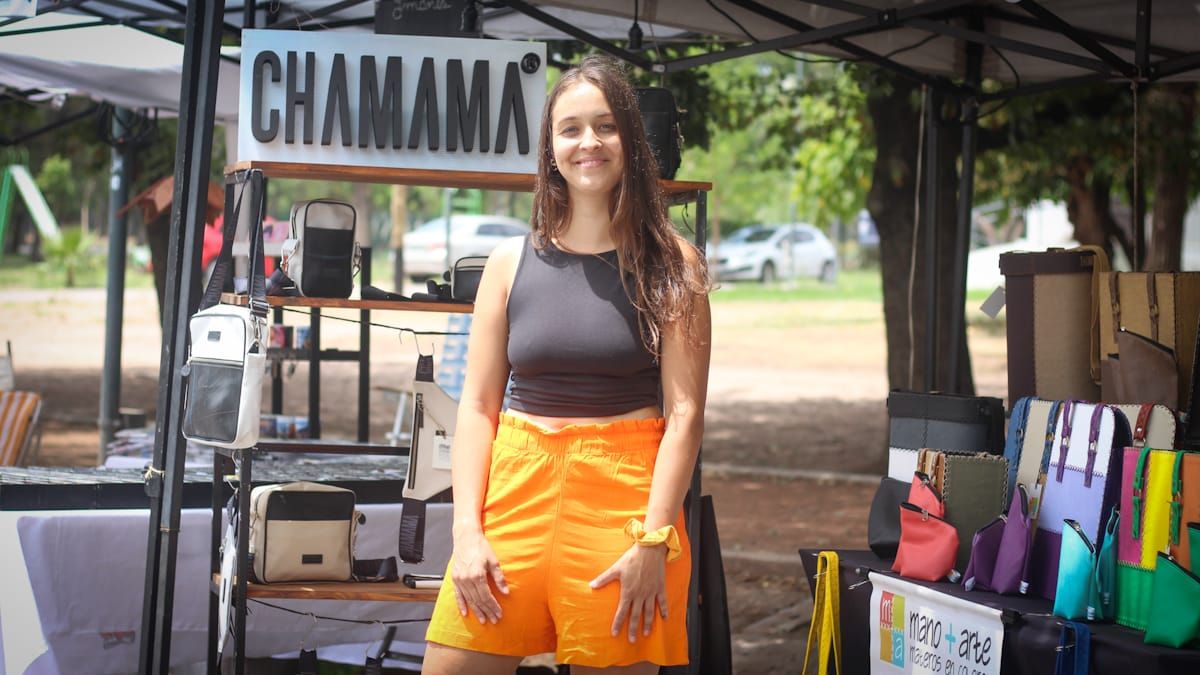 Una joven recicla caucho y cortinas blackout, fabrica bolsos y da ...