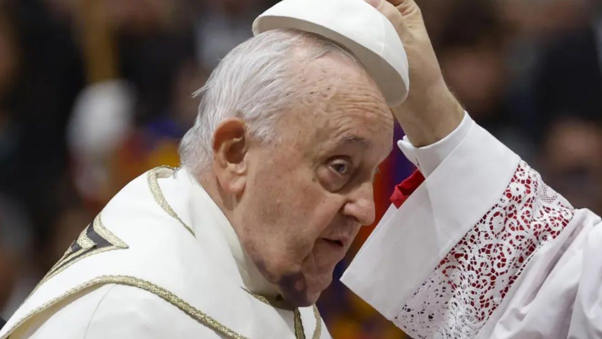 El Papa Francisco sufrió una caída y apareció con un hematoma en el rostro