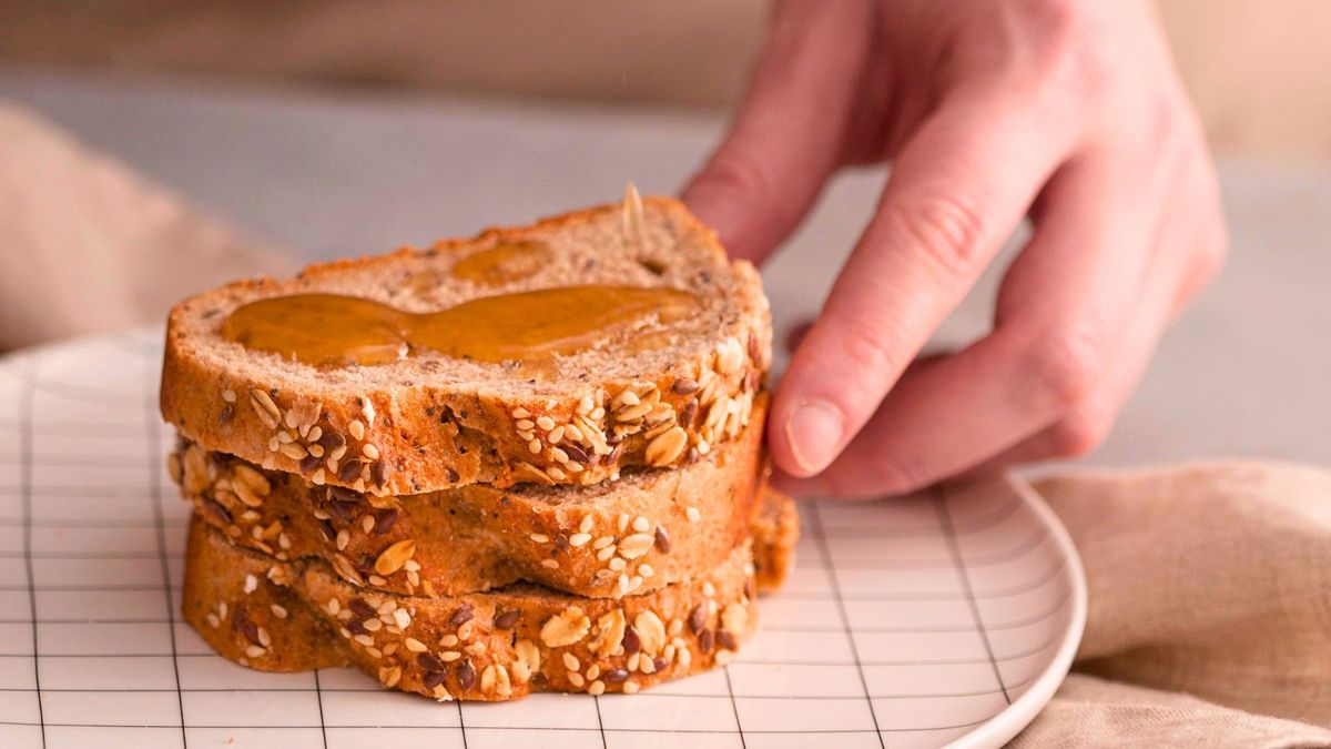 Pan integral esponjoso con una costra crocante: la receta con miel y ...