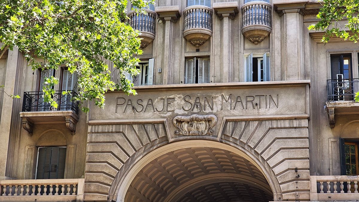 La misteriosa historia de los míticos vitrales del Pasaje San Martín