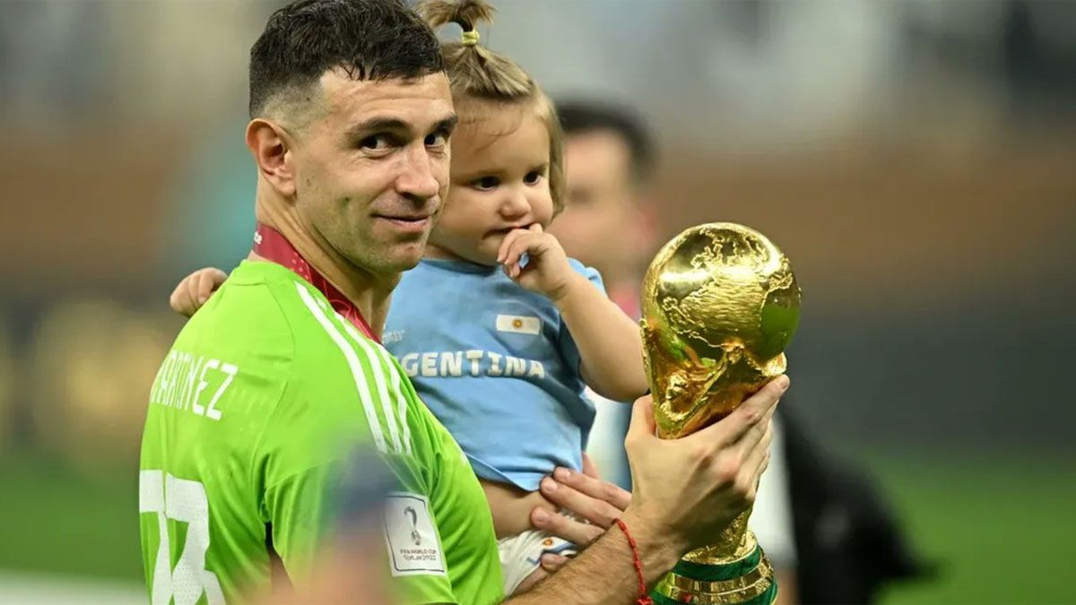 Dibu Martínez y el cambio de reglas que estudia la FIFA